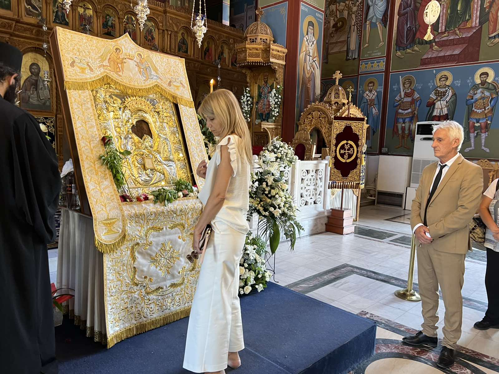 Την Ιερή Εικόνα «Άξιον Εστίν» προσκύνησε ο Μανώλης Τσέπελης μαζί με την ...
