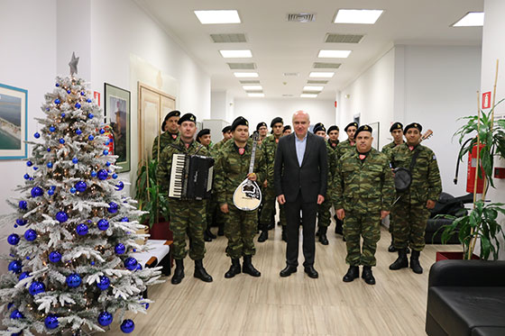 Πρωτοχρονιάτικα κάλαντα και ευχές στον ΠεριφερειάρχηΑΜΘ Χρήστο Μέτιο ...